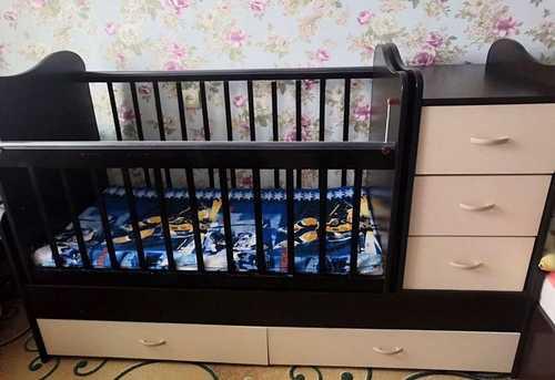 Детская кроватка с маятником и комодом