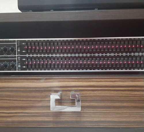 Эквалайзер Behringer Ultragraph PRO FBQ3102