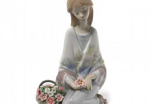 Фарфоровая фигура Девушка с корзиной цветов. Lladr