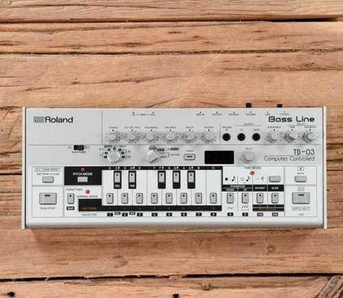 Roland TB-03 Басовый синтезатор