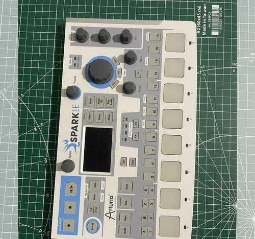 Драм машина Arturia Spark LE