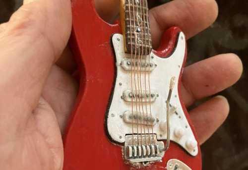 Миниатюрная копия гитары Fender Syratocaster