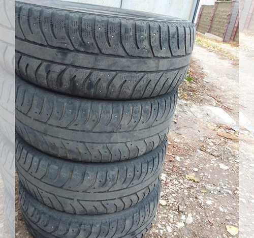 Bridgestone Ice Cruiser 7000 225/60 R17