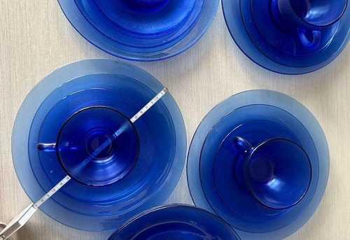 Набор посуды на четыре персоны из синего стекла