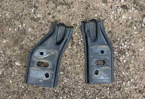 Кронштейн усилителя Pontiac Vibe 02-08