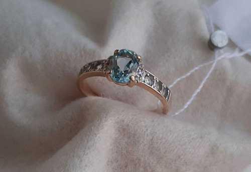 Золотое кольцо с голубым топазом и фианитами распр
