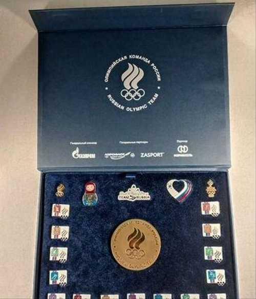 Набор значков и медаль окр Пхёнчхан