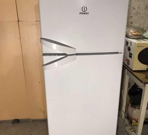 Холодильник двухкамерный indesit 145см