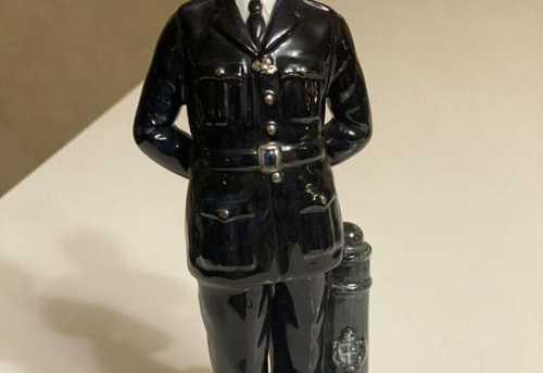Фарфоровая статуэтка Полицейский