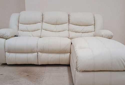 Удобный диван с реклайнерами и оттоманкой