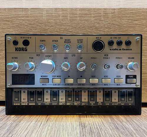 Аналоговый синтезатор Korg Volca Bass