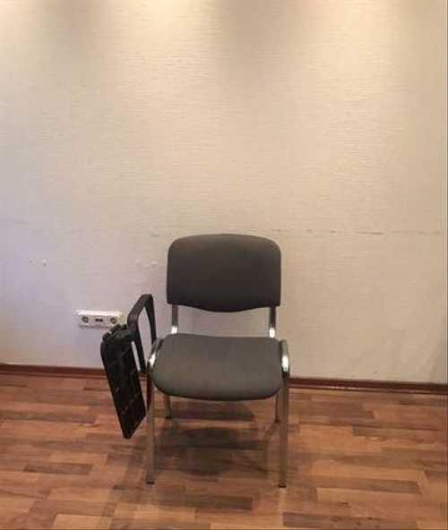 Офисный стул со столиком поворотным откидным