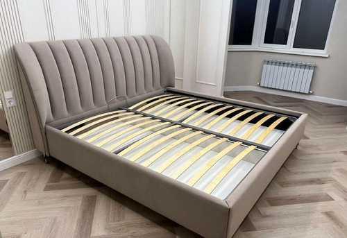 Кровать двухспальная с мягким изголовьем