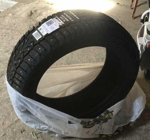 Royal Black Royal Stud II 245/50 R20 105T