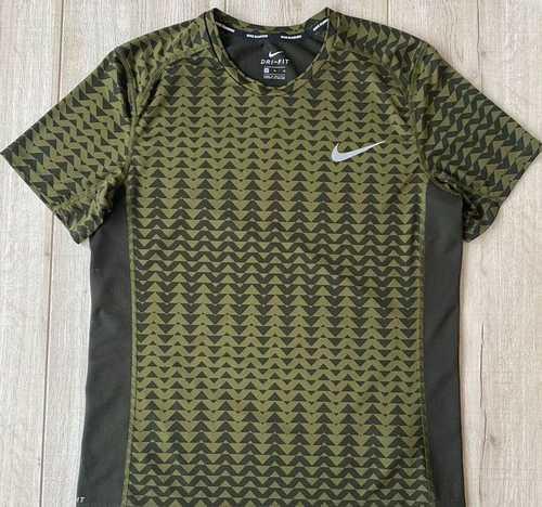 Беговая футболка Nike dri fit