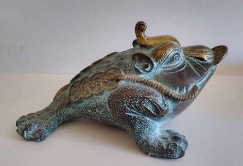 Бронзовая трехлапая жаба (лягушка) с монетой во рт