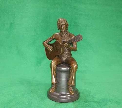 Скульптура бронзовая Высоцкий с гитарой