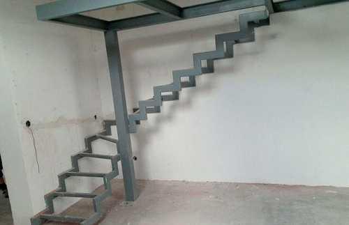 Каркас из металла межэтажной лестницы на дачу