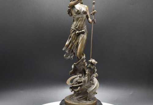 Бронзовая статуэтка "Девушка с мечом"
