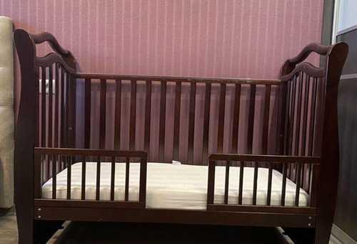 Детская кроватка и комод