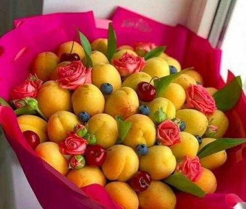 Букет цветов конфет и фруктов