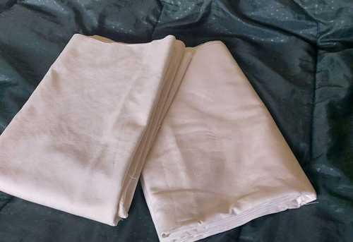 Большие отрезы белой плотной ткани на скатерти