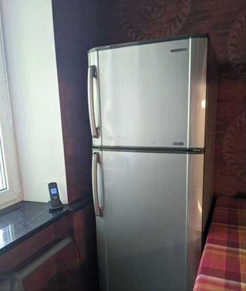 Холодильник Samsung Silver Nano 168см