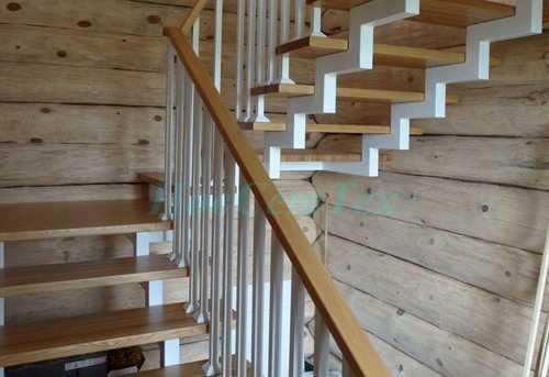 Лестница на ломаном косоуре ступени лиственница