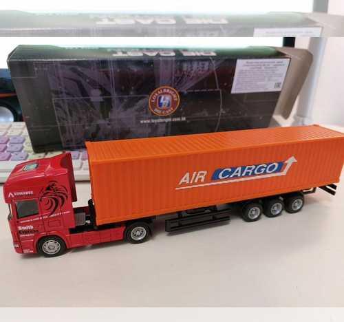 Коллекционная модель контейнеровоза Scania 1:64