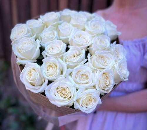 Букет цветов: роза белая, яркие цветы