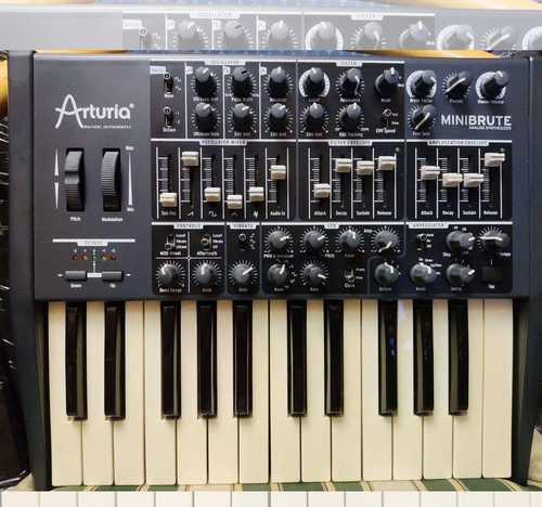 Аналоговый синтезатор Arturia MiniBrute