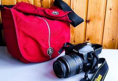 Nikon D3000 с объективом и сумкой