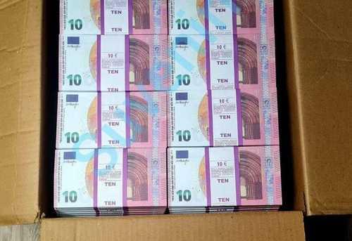 300 пачек купюры номиналом 10 Евро