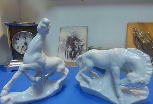 Фарфоровые статуэтки Пара пасущихся коней.Германия
