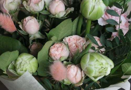 Нежный букет с тюльпанами и кустовыми розами