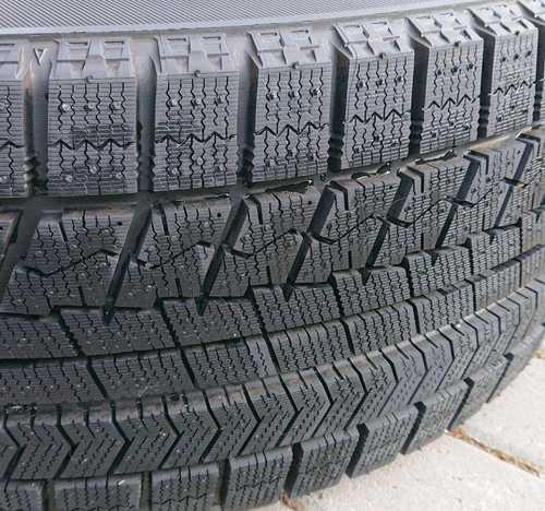 Bridgestone Blizzak VRX3 235/45 R17 94S