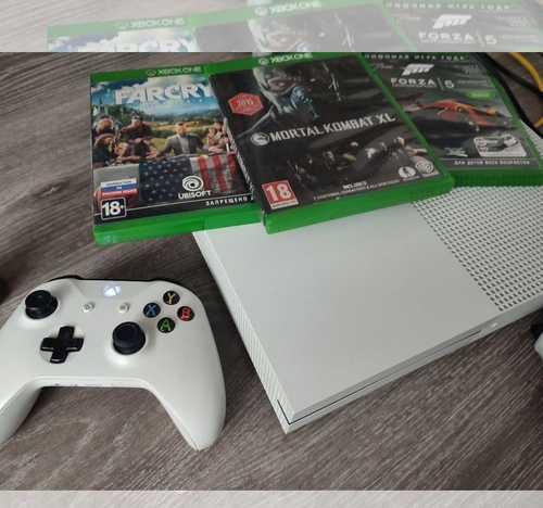 Xbox one s 1 Тб, два геймпада и диски