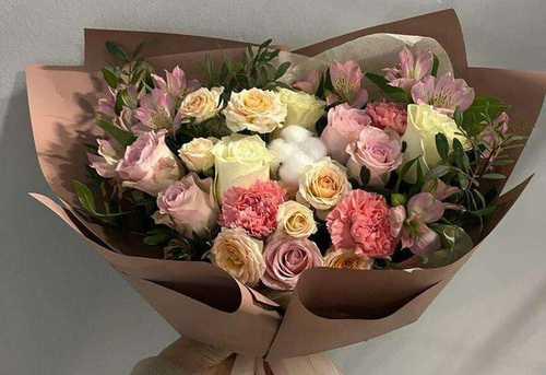 Сборный букет из роз, хлопка и кустовых роз