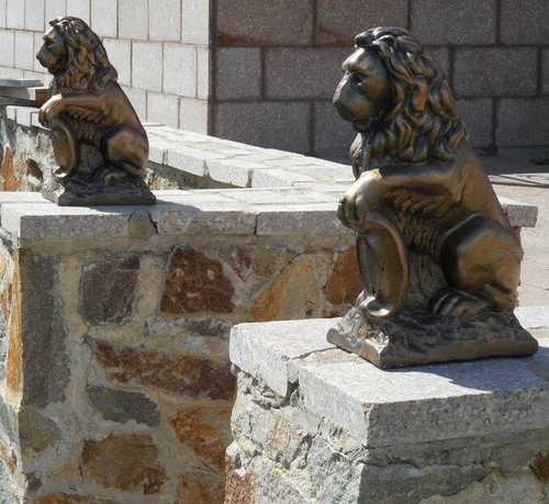 Садовые фигуры / скульптура лев сидит