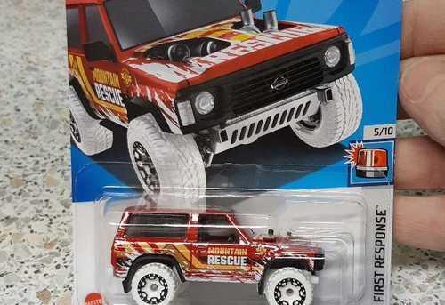 Модель Hot Wheels Nissan Patrol Custom красный