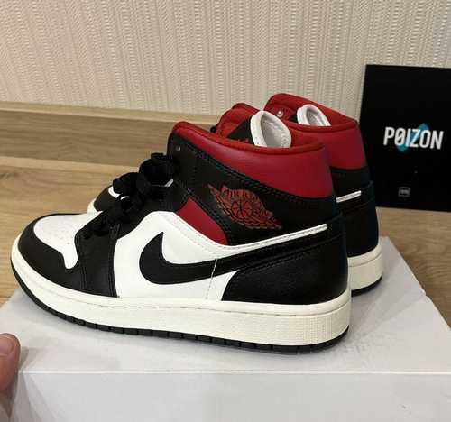 Nike Air Jordan 1 mid RED panda