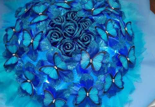 Букет из синих бабочек и атласных роз. В наличии