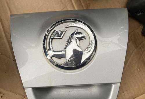 Opel astra j накладка крышки багажника