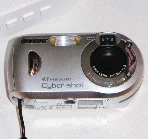 Цифровая мыльница Sony Cyber-shot DSC-P43 (2004)