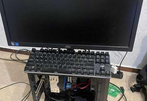 Игровой пк с монитором и механической клавиатурой