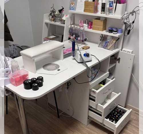 Маникюрный стол с вытяжкой