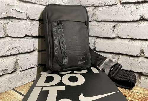Сумка Nike Sportswear Essentials Hip Pack Чëрная