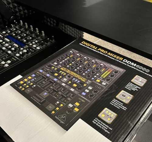 Микшерный пульт Behringer DDM4000