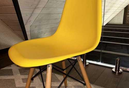 Пара дизайнерских стульев eames