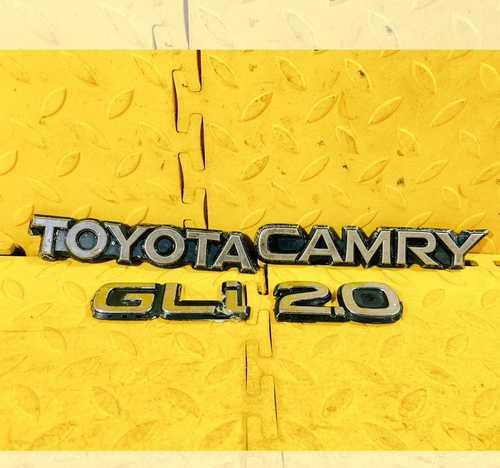 Эмблемы крышки багаж.компл. Toyota Camry CV20